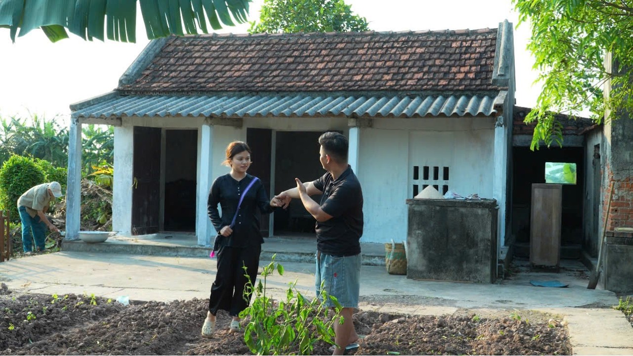 A single mother is happy that Quang helped her complete 100% of her new house.