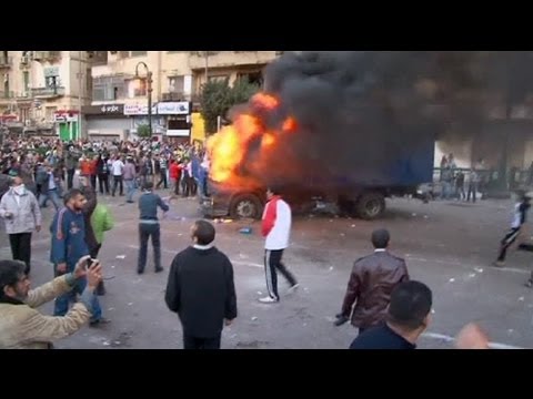 Police and protesters clash in Cairo's Tahrir Square