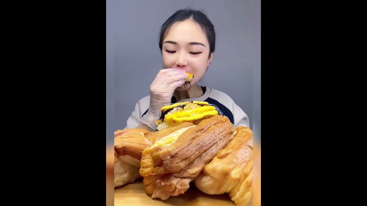 ASMR EAT BREAD DEIICIOUS  YUMMY