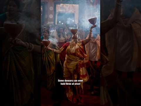Bengal’s famous Dhunuchi dance!
