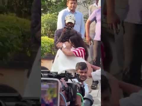 Pushpa Actor Allu Arjun's Wife Allu Snehalatha Reddy Hugs& kisses Allu Arjun after release#alluarjun