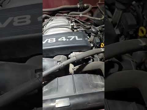 CLEANING THROTTLE BODY ON MY GEN 1 TOYOTA TUNDRA #shorts #enginecleaning #toyota #tundra #fyp #subs