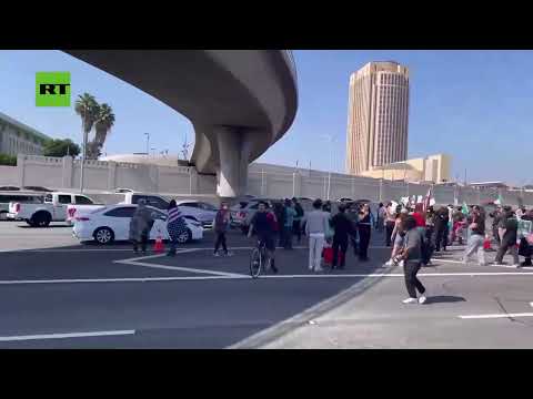 NEW: Anti-ICE rioters block 101 freeway AGAIN. Traffic paralyzed in LA as protesters storm highway.