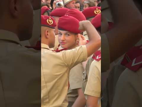 Los gestos de camaradería entre la #princesaleonor y sus compañeros de la Academia Militar #leonor