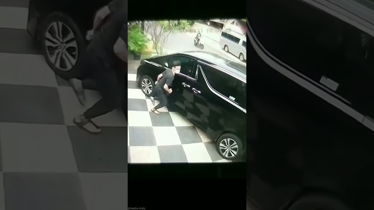 Terekam CCTV ketika Mau Mencuri Spion Mobil Alphard