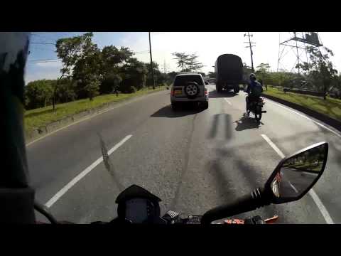 Colombian KTM 390 Duke Rider Splits Lanes the Matrix Way - autoevolution