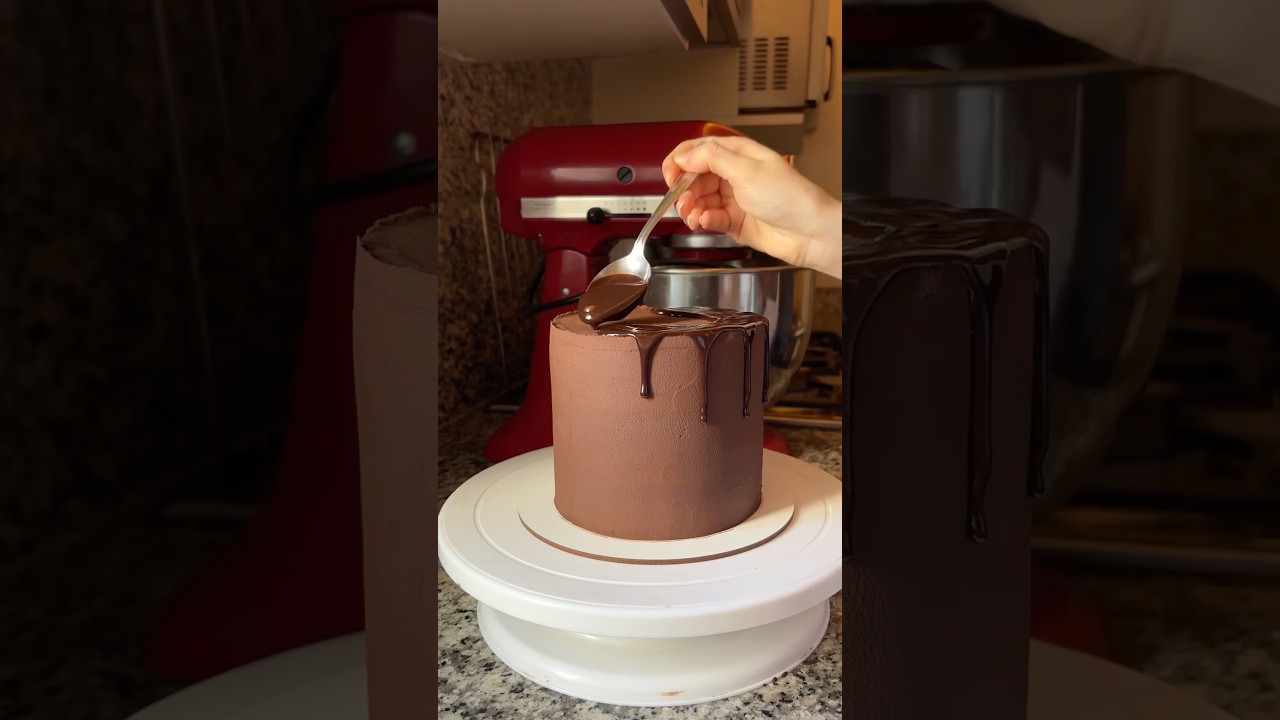 Two cakes, SAME SIZE, DIFFERENT PRICES 💸 Place your order on my IG: maiasweetbakery