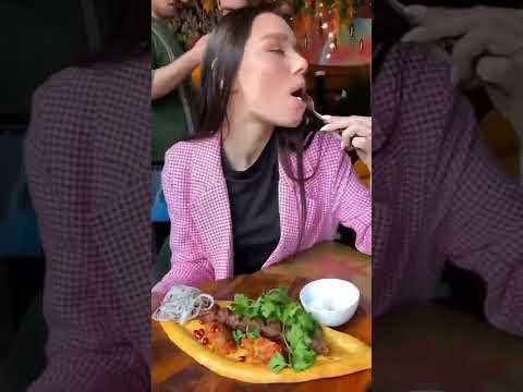 Trying georgian food (georgian Cuisine) khinkali, adjarian khachapuri