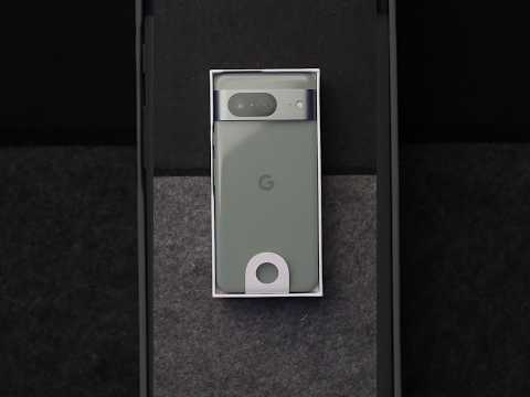 A first look at the Pixel 8! Comparison with the Pixel 8 Pro out TODAY!!