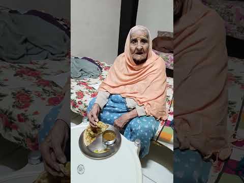 Dadi naan kha rahi hai๐๐๐ #funny #india #bahu #comedy