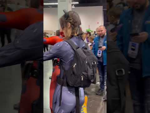 More BEAUTIFUL HOT WOMEN dressed in Cos Play at the Comic Con! THICK BUBBLE 🍑