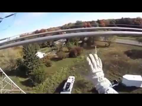 Technicien s'amuse avec une ligne haute tension !