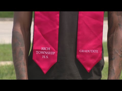 'Gradutate:' Over 600 high school students receive misspelled stoles for graduation