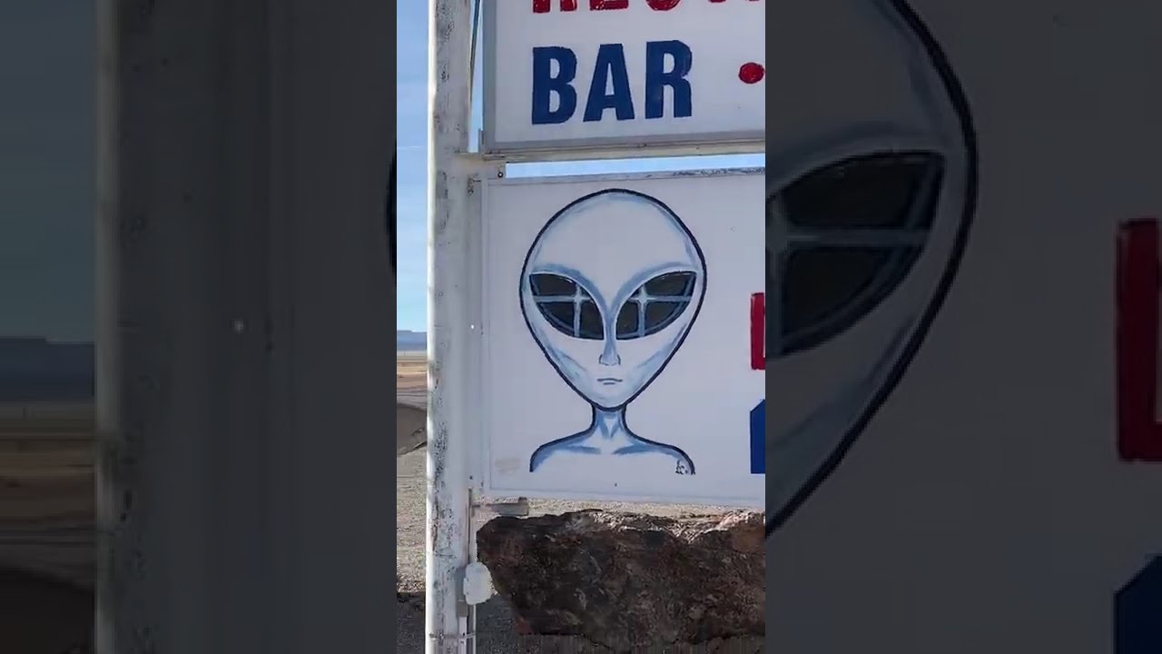 REAL ALIEN 👽🛸 Greets me at the 'Little Ale Inn' #Shorts