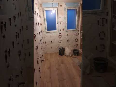 Une salle de bain moderne en marbre