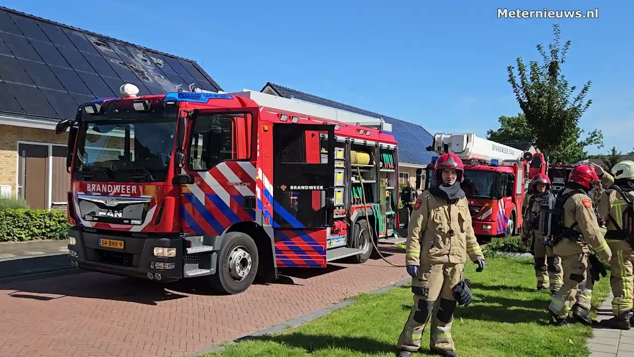 Zonnepanelen in brand in Roden(Video0