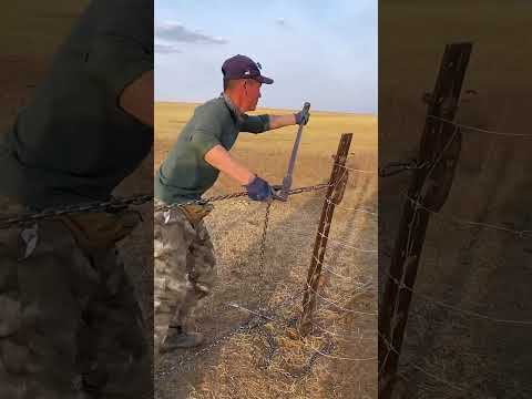 Wire fence mesh stretching process- Good tools and machinery make work easy