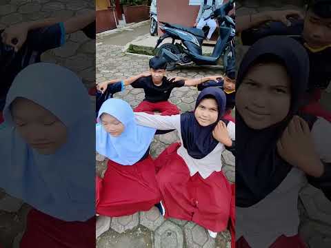 Keseruan Murid Sekolah SD Di Halaman ikut Trend