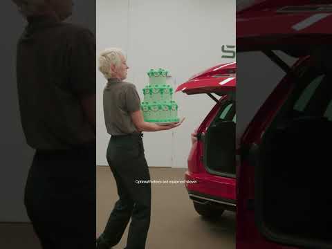 How easy is it to open the Škoda Karoq's boot?