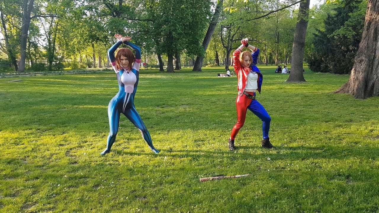 Uraraka Ochako and Harley Quinn cosplayers dancing Gashina in Public