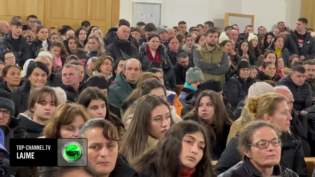 Top Channel/ Besimtarët mblidhen në Katedralen e Shën Nikollës për ...