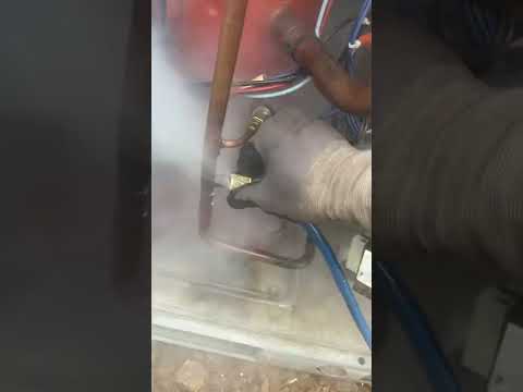 Refrigerant can easily give you frostbite so always quickly tighten down those hoses HVAC #roadto1k