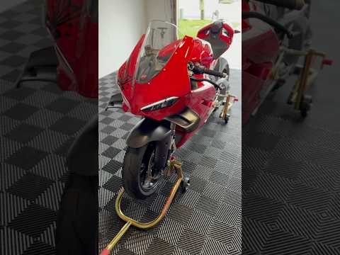 2025 Ducati Panigale V4, Akrapovic vs Stock Exhaust Sound