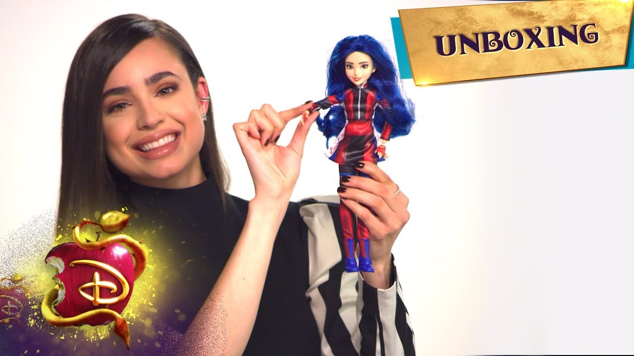 AD | The Evie Doll 💙 | Unboxing with Sofia Carson 📦 | Descendants 3