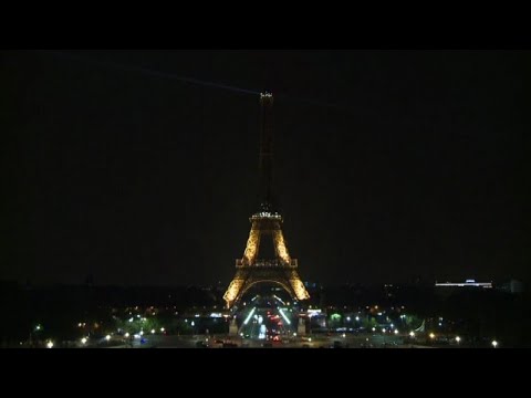 La Tour Eiffel si spegne per le vittime di Mogadiscio