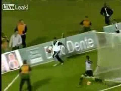 [FULL] Masseur of Aparecidence invades Brazil Serie D play off match to stop winning Goal