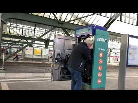 Reparaturarbeiten an einem Fahrkartenautomaten am Hauptbahnhof durch den RMV