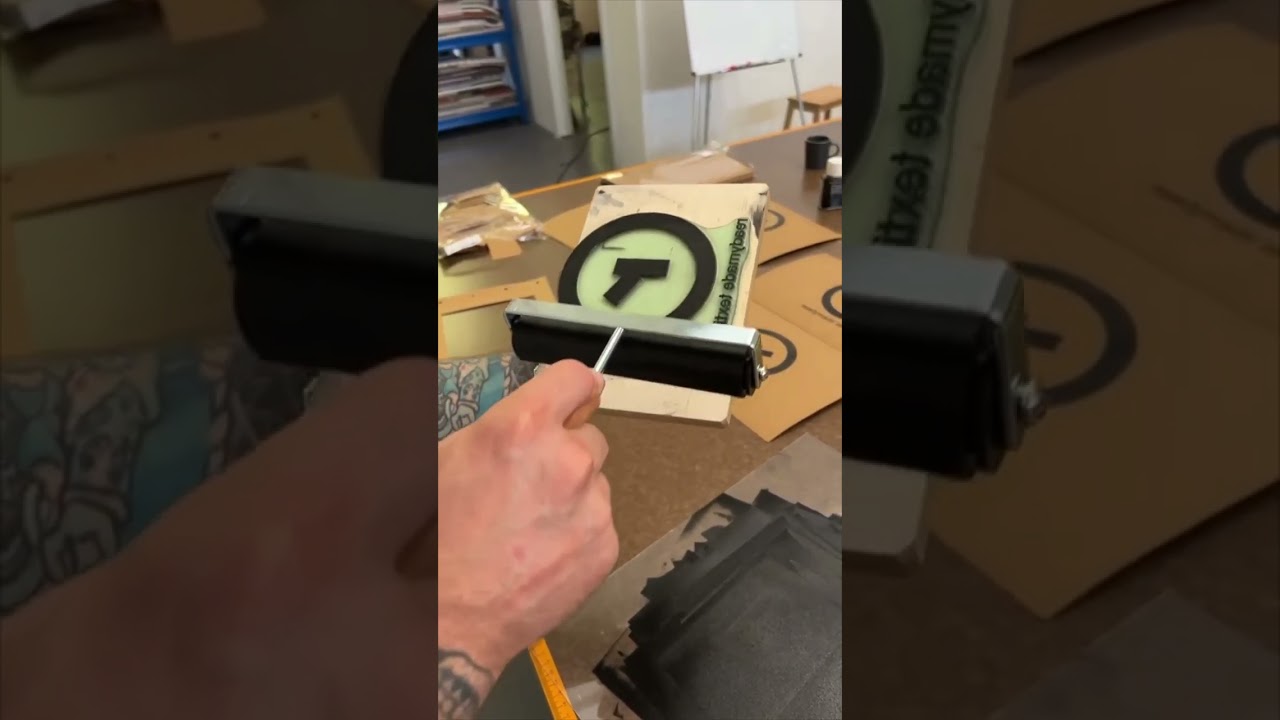 Easily print your logo on cardboard