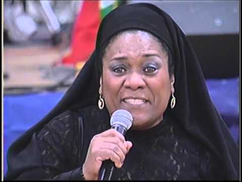 Omaj Carole Maroule ak viktim tranbleman de te 2010 la