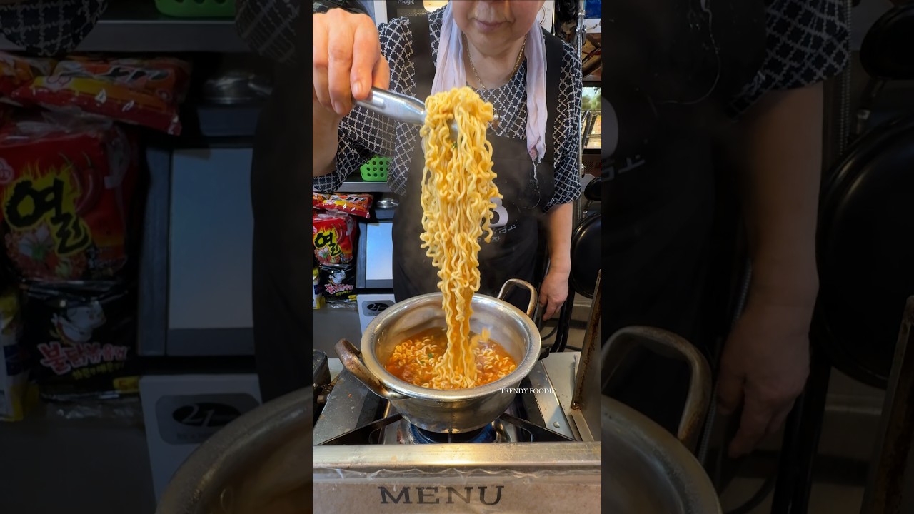 When you go to Gwangjang Market in Seoul, you must eat the ramen made by the grandmother!!!