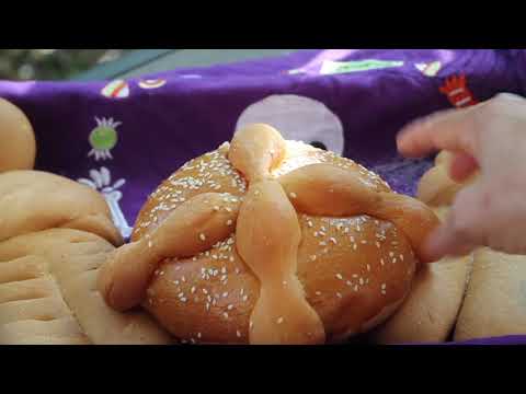 What is the meaning of pan de muerto? 2021