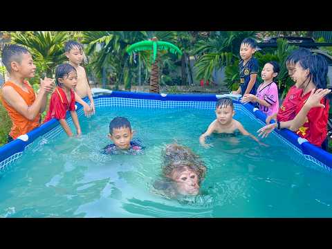 Bibi happily competed in swimming with friends in the neighborhood!