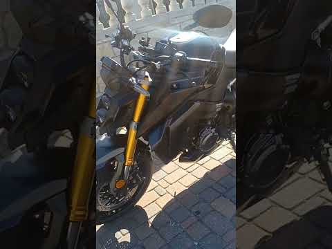 Suzuki GSX-S1000 dressed in black