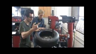 Tire Technician Overview | What is a tire technician? - Zippia