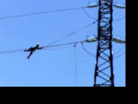 Des agents de maintenance sous haute tension