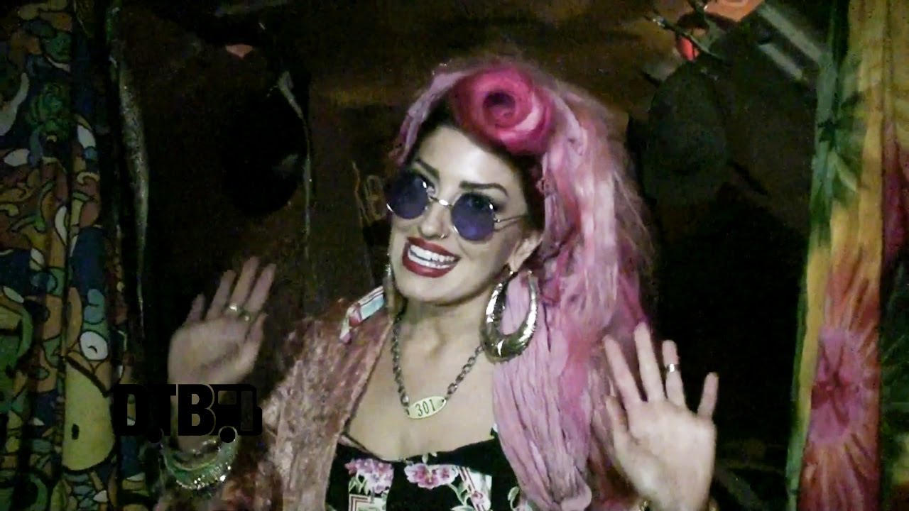Neon Hitch - BUS INVADERS Ep. 731