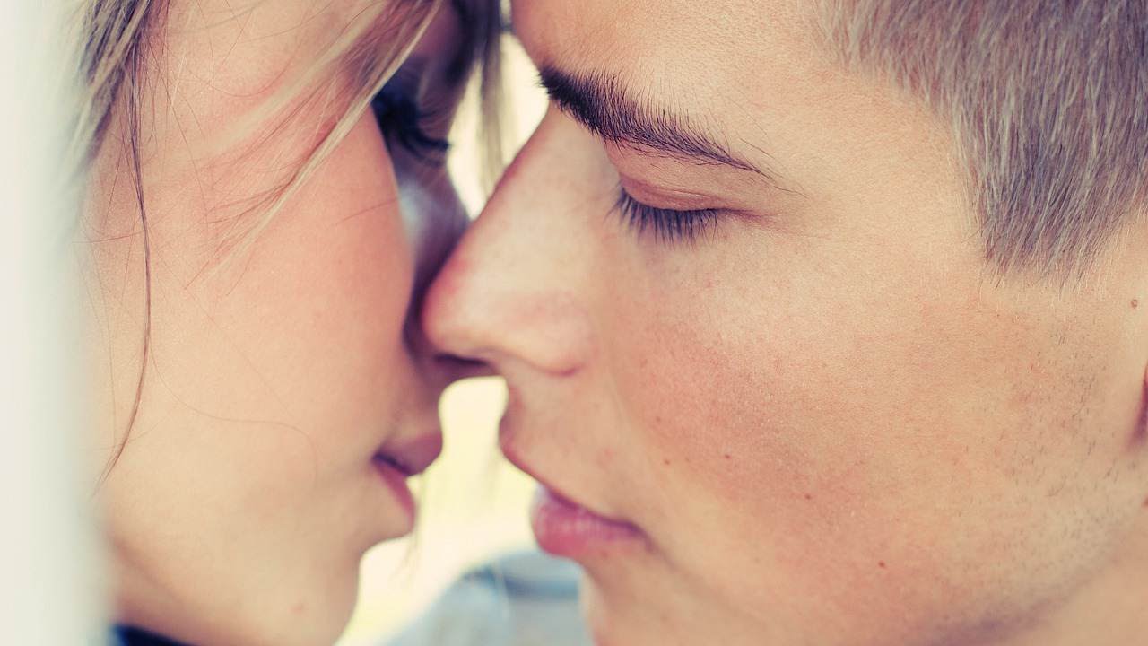 How to Give a Breath of Life Kiss | Kissing Tutorials