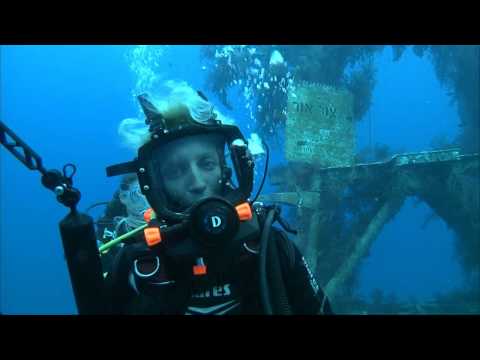 Sharon Rainis 的水中時裝拍攝實錄 – 潛水部落巴拉蒂