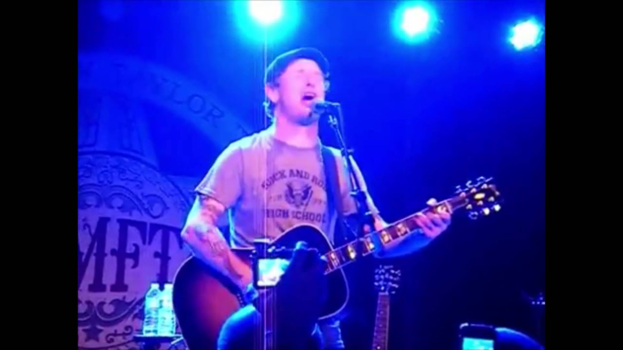 Corey Taylor break down during Snuff