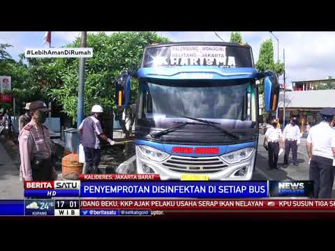 Bus Berikut Barang-barang Penumpang di Terminal Kalideres Disemprot Disinfektan