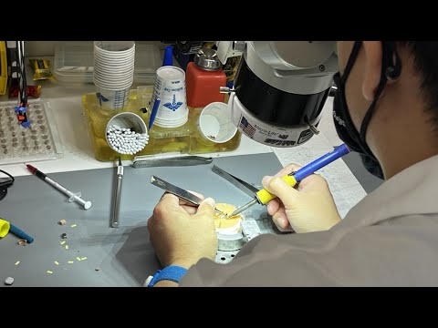 How are custom hearing aids made?