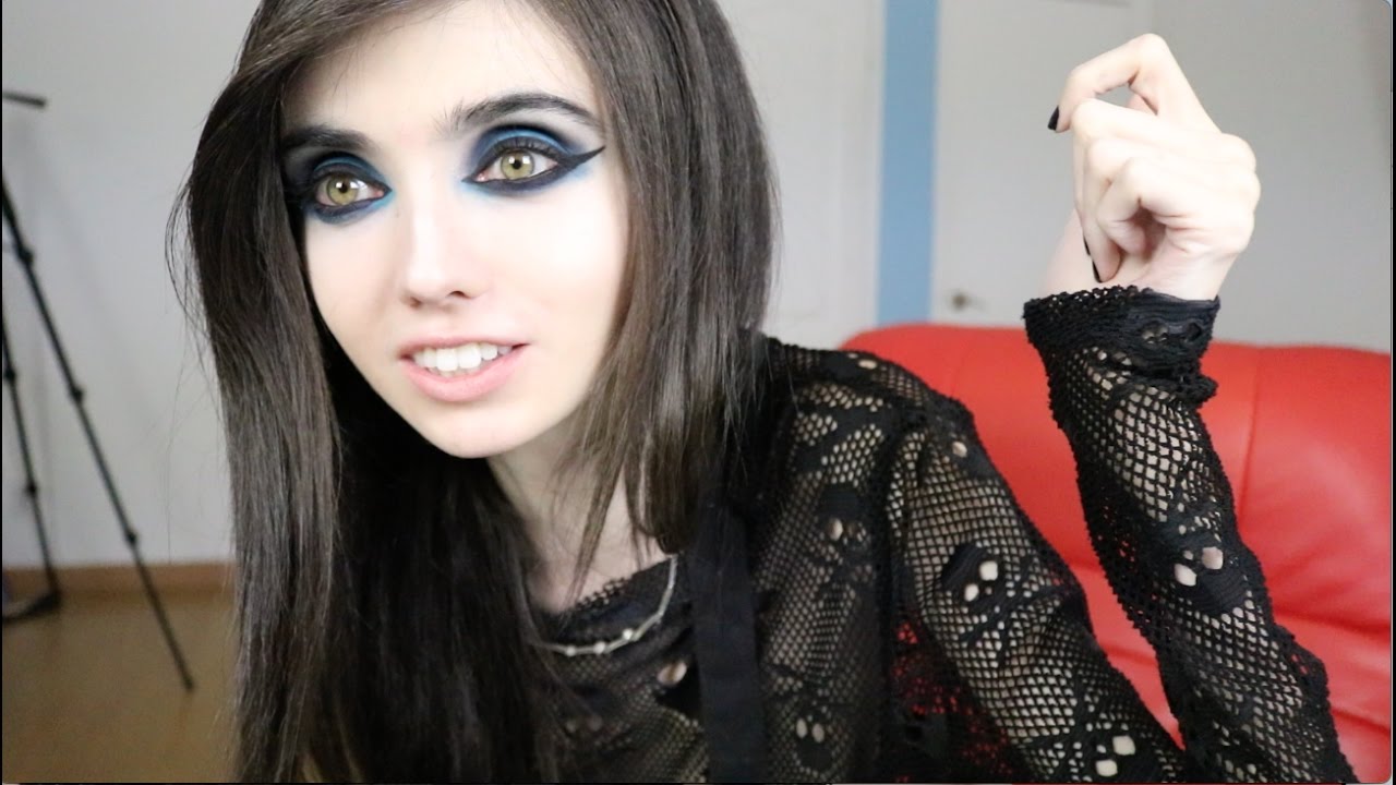 FULL FACE USING ONLY MY FINGERS (No Brushes) Challenge! | Eugenia Cooney