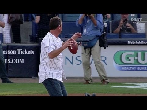 PIT@NYY: Dan Marino tosses first pitch vs. Yankees