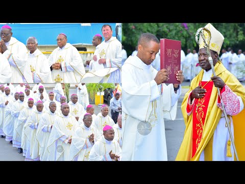 Maaskofu Wafurika Kanisa Kuu Jimboni DSM Kumshangilia kardinali Pengo, Jubilei Miaka 25 Ukardinali