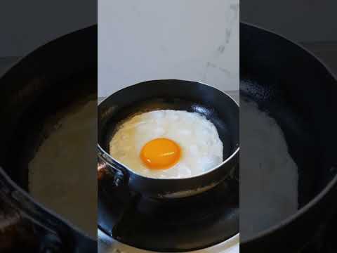 ASMR | HOW I COOK PERFECT SUNNYSIDE UP EGG IN A SKILLET 🥚🍳 #perfect #sunny #egg #fried #shorts
