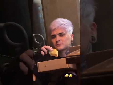 Lit Killah comiendo sopa paraguaya